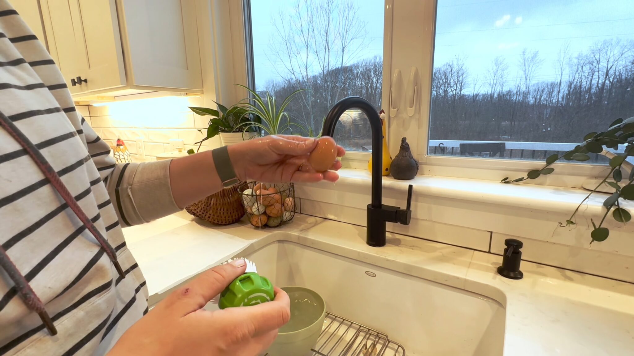 How Long Can Eggs Sit Out? Learn How to Store Your Eggs Properly - A ...